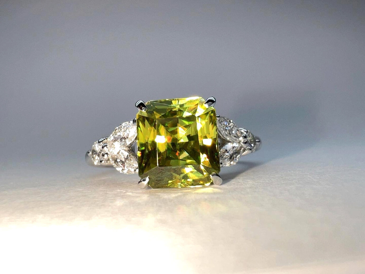 眩い輝きを放つ最高級スフェーンペンダントがCOCCOに | COCCO